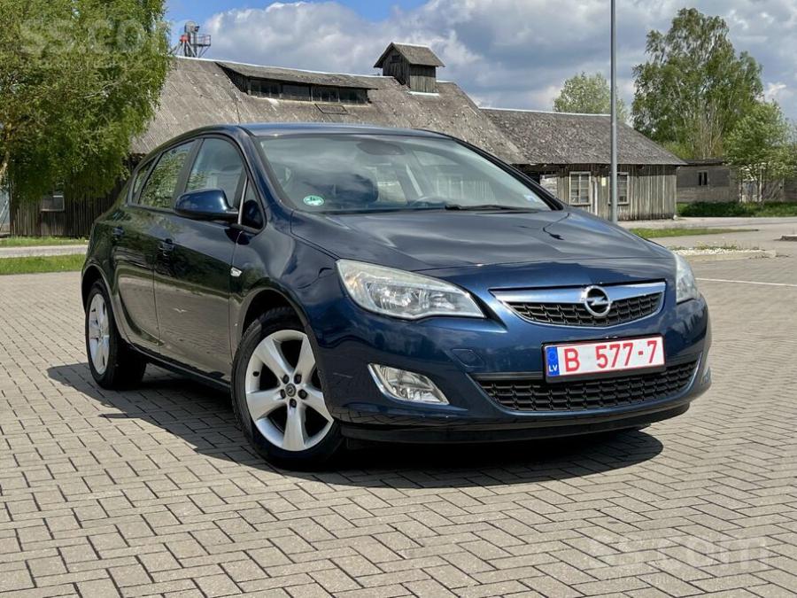 Blue Opel Astra 2012 in Cesis, with an engine capacity of 1.40 L and mileage of 275 thousand km for 4200 €, photo 4 on AUTOMOTO.COM.LV