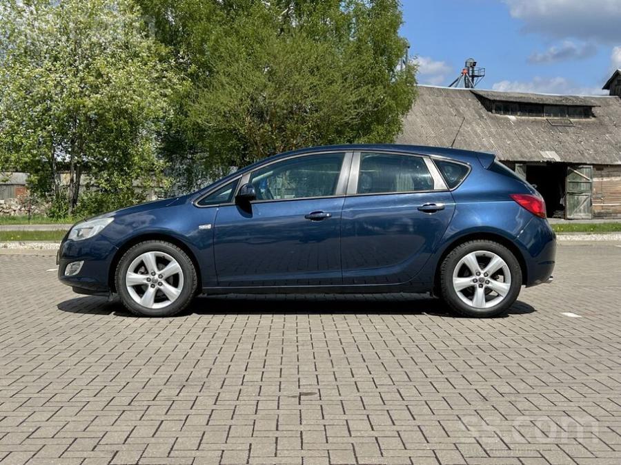 Blue Opel Astra 2012 in Cesis, with an engine capacity of 1.40 L and mileage of 275 thousand km for 4200 €, photo 6 on AUTOMOTO.COM.LV