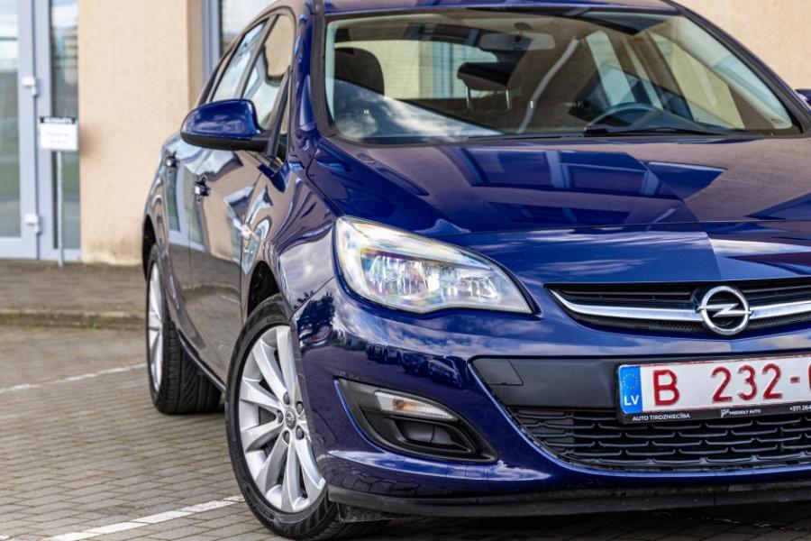 Blue Opel Astra 2013 in Jelgava, with an engine capacity of 1.40 L and mileage of 196 thousand km for 4990 €, photo 3 on AUTOMOTO.COM.LV