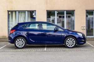 Blue Opel Astra 2013 in Jelgava, with an engine capacity of 1.40 L and mileage of 196 thousand km for 4990 €, photo 4 on AUTOMOTO.COM.LV