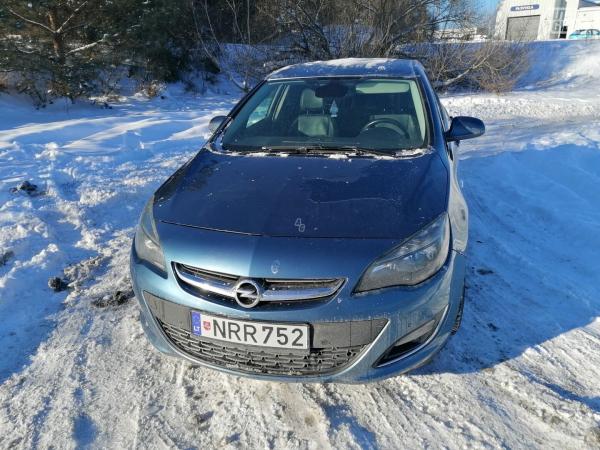 Blue Opel Astra 2013 in Utena, with an engine capacity of 1.70 L and mileage of 300 thousand km for 2650 €, photo 2 on AUTOMOTO.COM.LV