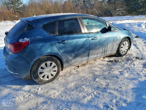 Blue Opel Astra 2013 in Utena, with an engine capacity of 1.70 L and mileage of 300 thousand km for 2650 €, photo 4 on AUTOMOTO.COM.LV