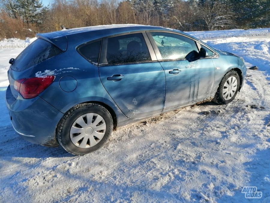 Blue Opel Astra 2013 in Utena, with an engine capacity of 1.70 L and mileage of 310 thousand km for 2500 €, photo 6 on AUTOMOTO.COM.LV