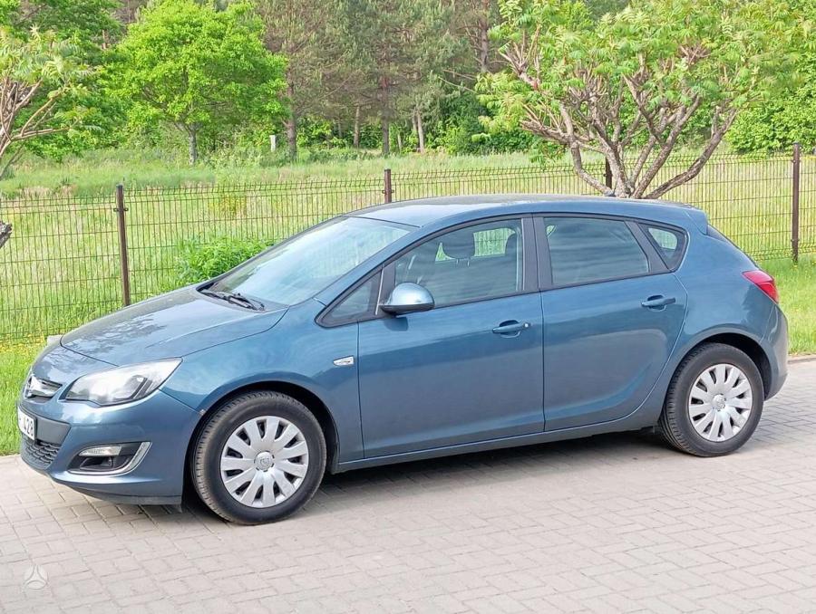 Blue Opel Astra 2013 in Vilnius, with an engine capacity of 1.40 L and mileage of 137 thousand km for 4200 €, photo 1 on AUTOMOTO.COM.LV