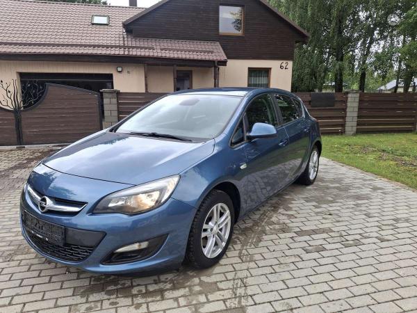 Blue Opel Astra 2014 in Siauliai, with an engine capacity of 1.60 L and mileage of 258 thousand km for 4650 €, photo 2 on AUTOMOTO.COM.LV