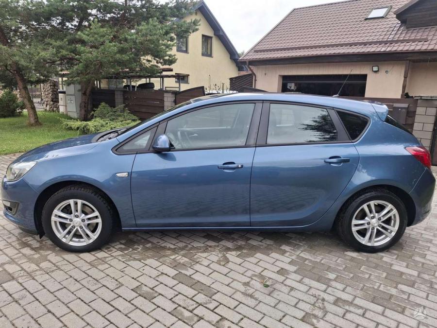 Blue Opel Astra 2014 in Siauliai, with an engine capacity of 1.60 L and mileage of 258 thousand km for 4650 €, photo 4 on AUTOMOTO.COM.LV