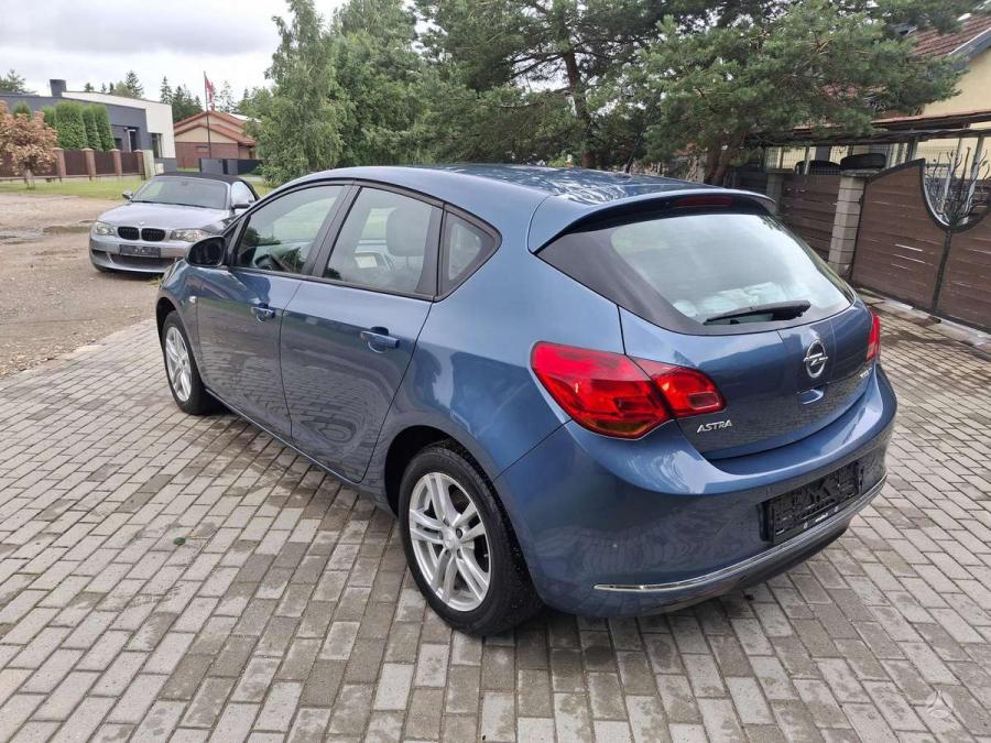 Blue Opel Astra 2014 in Siauliai, with an engine capacity of 1.60 L and mileage of 258 thousand km for 4650 €, photo 5 on AUTOMOTO.COM.LV