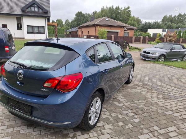 Blue Opel Astra 2014 in Siauliai, with an engine capacity of 1.60 L and mileage of 258 thousand km for 4650 €, photo 6 on AUTOMOTO.COM.LV