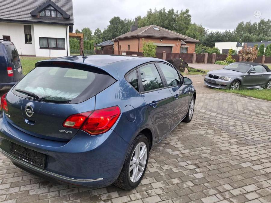 Blue Opel Astra 2014 in Siauliai, with an engine capacity of 1.60 L and mileage of 258 thousand km for 4650 €, photo 7 on AUTOMOTO.COM.LV