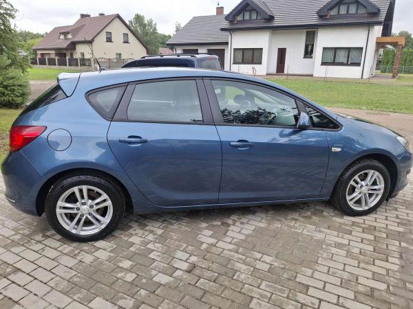 Blue Opel Astra 2014 in Siauliai, with an engine capacity of 1.60 L and mileage of 258 thousand km for 4650 €, photo 7 on AUTOMOTO.COM.LV