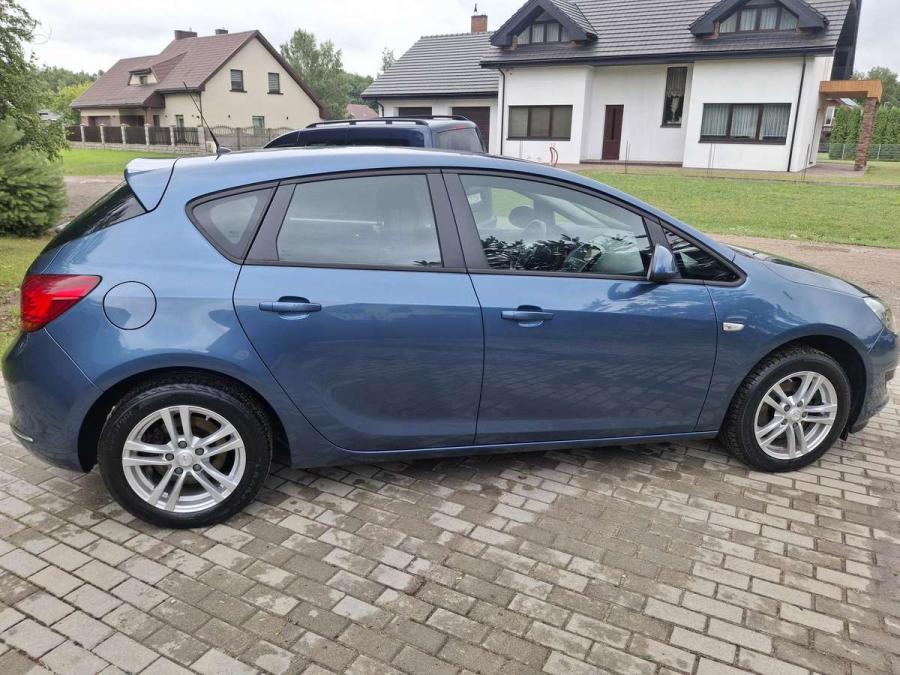 Blue Opel Astra 2014 in Siauliai, with an engine capacity of 1.60 L and mileage of 258 thousand km for 4650 €, photo 8 on AUTOMOTO.COM.LV