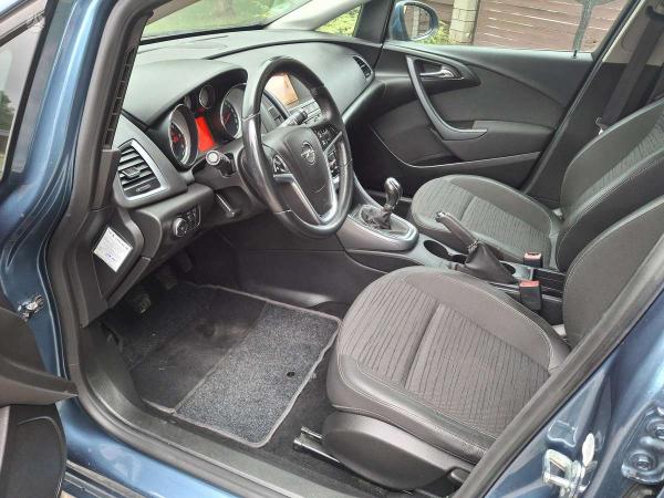 Blue Opel Astra 2014 in Siauliai, with an engine capacity of 1.60 L and mileage of 258 thousand km for 4650 €, photo 9 on AUTOMOTO.COM.LV