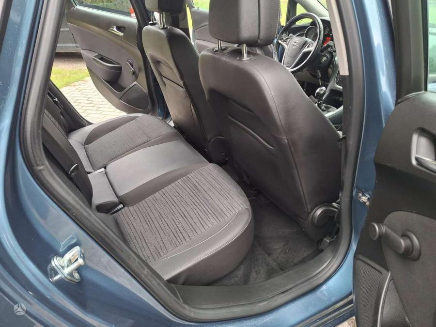 Blue Opel Astra 2014 in Siauliai, with an engine capacity of 1.60 L and mileage of 258 thousand km for 4650 €, photo 13 on AUTOMOTO.COM.LV