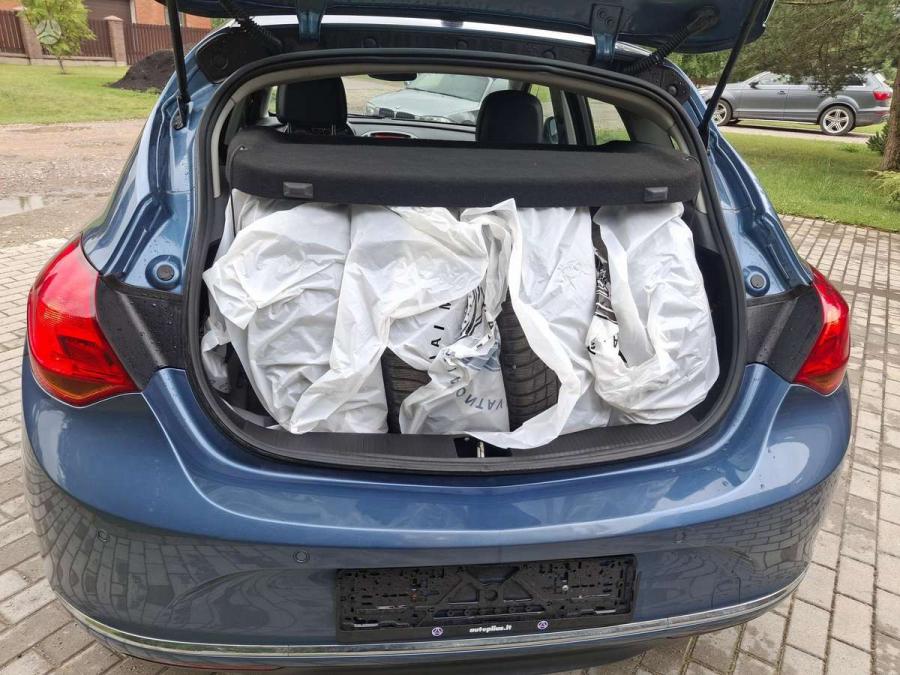 Blue Opel Astra 2014 in Siauliai, with an engine capacity of 1.60 L and mileage of 258 thousand km for 4650 €, photo 18 on AUTOMOTO.COM.LV