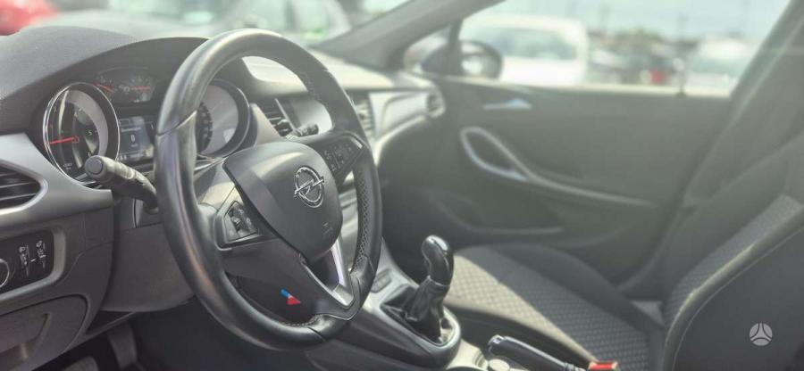 Blue Opel Astra 2017 in Kaunas, with an engine capacity of 1.60 L and mileage of 108 thousand km for 5550 €, photo 7 on AUTOMOTO.COM.LV