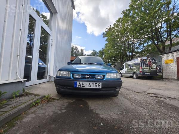 Zils Opel Astra 1993 Rīga, ar dzinēja tilpumu 1.60 L un nobraukumu 194 tūkst. km par 1200 €, foto 2 vietnē AUTOMOTO.COM.LV