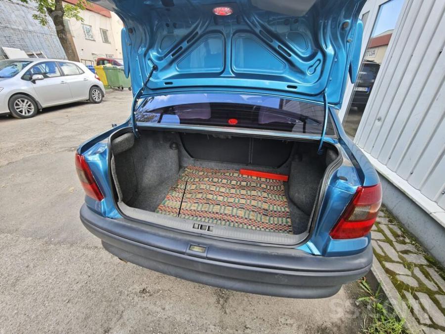 Blue Opel Astra 1993 in Riga, with an engine capacity of 1.60 L and mileage of 194 thousand km for 1200 €, photo 4 on AUTOMOTO.COM.LV