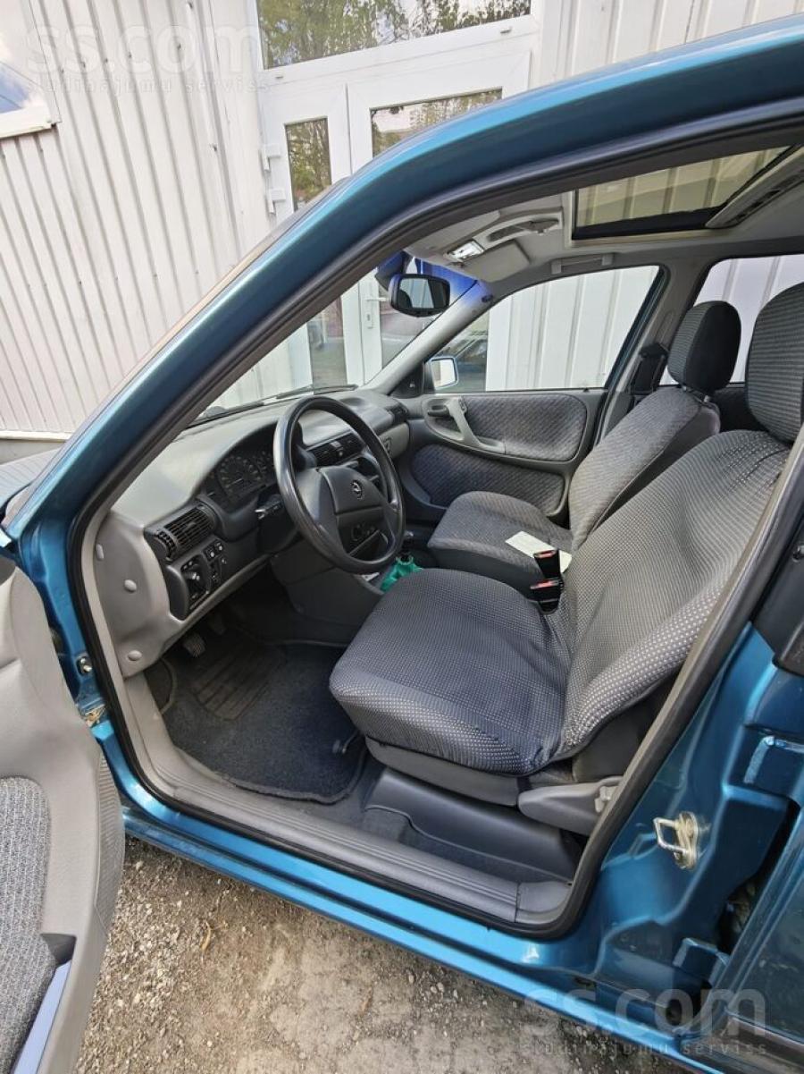 Blue Opel Astra 1993 in Riga, with an engine capacity of 1.60 L and mileage of 194 thousand km for 1200 €, photo 5 on AUTOMOTO.COM.LV