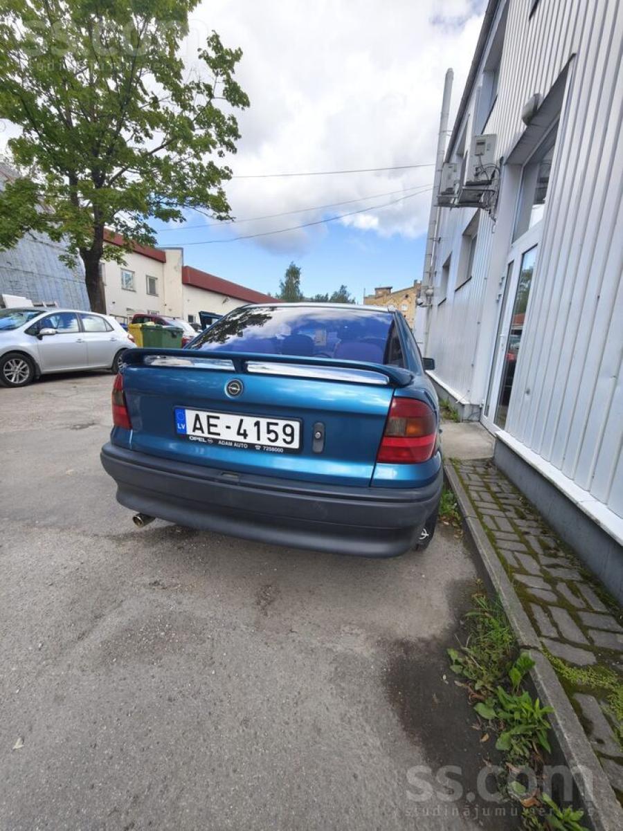 Blue Opel Astra 1993 in Riga, with an engine capacity of 1.60 L and mileage of 194 thousand km for 1200 €, photo 6 on AUTOMOTO.COM.LV
