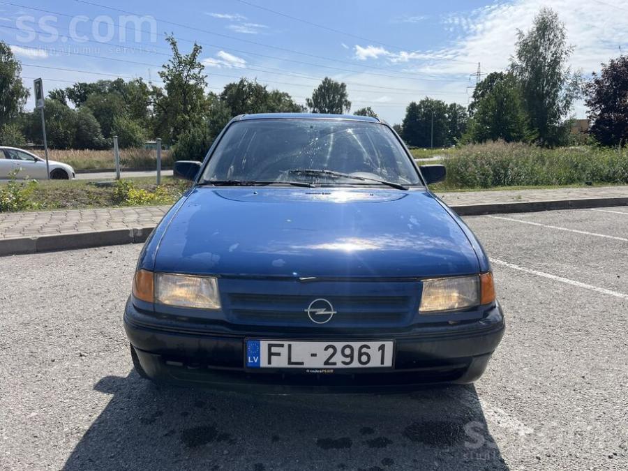 Blue Opel Astra 1993 in Riga, with an engine capacity of 1.70 L and mileage of 254 thousand km for 250 €, photo 4 on AUTOMOTO.COM.LV