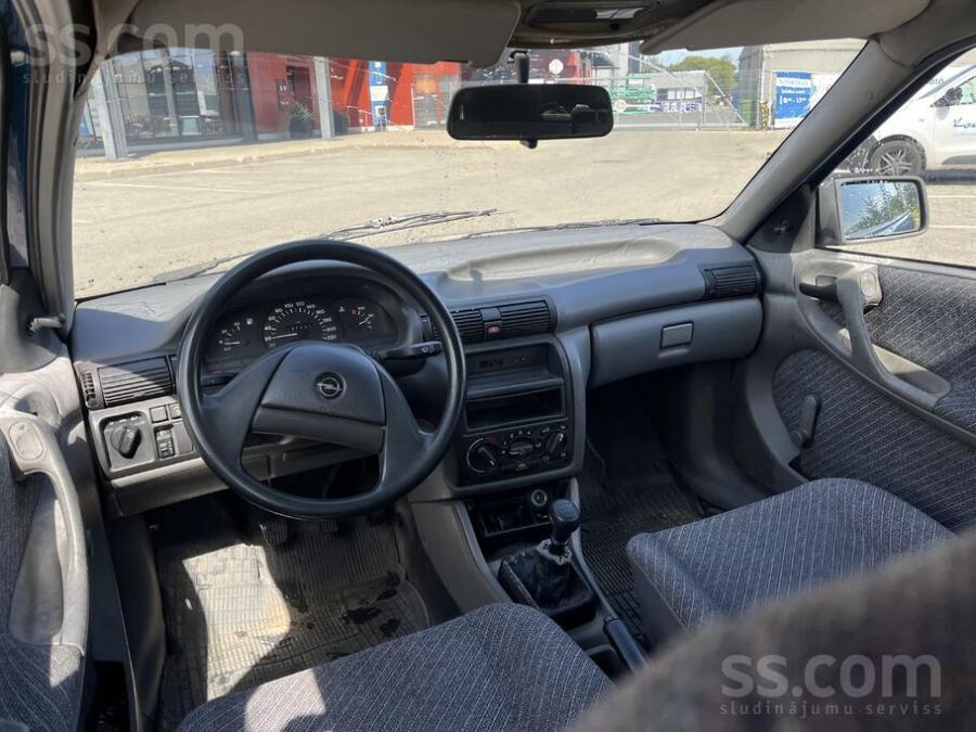 Blue Opel Astra 1993 in Riga, with an engine capacity of 1.70 L and mileage of 254 thousand km for 250 €, photo 5 on AUTOMOTO.COM.LV