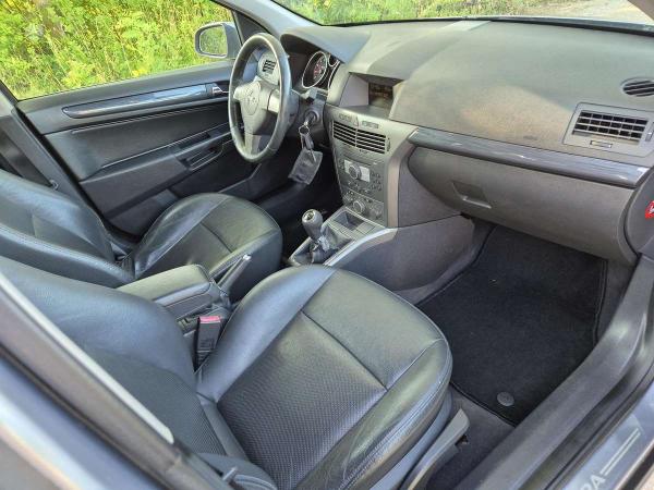 Blue Opel Astra 2004 in Alytus, with an engine capacity of 1.80 L and mileage of 282 thousand km for 1850 €, photo 9 on AUTOMOTO.COM.LV