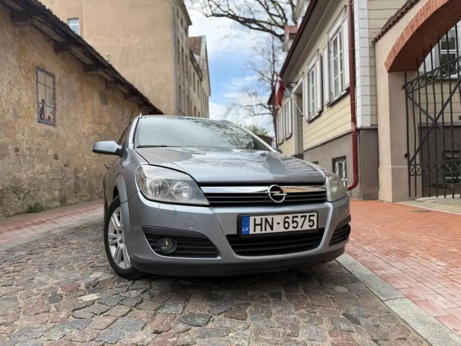 Zils Opel Astra 2005 Cēsis, ar dzinēja tilpumu 1.90 L un nobraukumu 401 tūkst. km par 1490 €, foto 1 vietnē AUTOMOTO.COM.LV