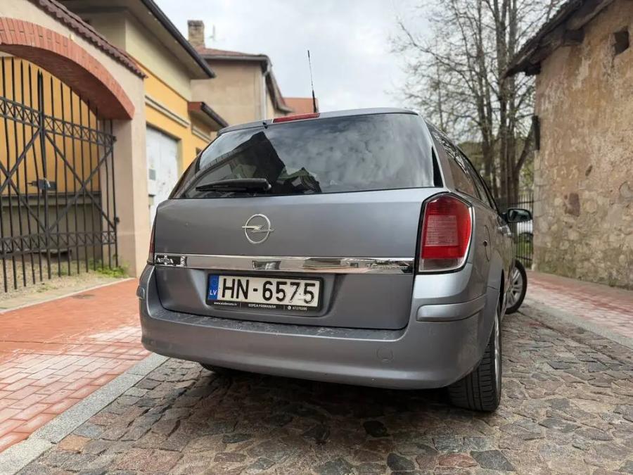 Zils Opel Astra 2005 Cēsis, ar dzinēja tilpumu 1.90 L un nobraukumu 401 tūkst. km par 1490 €, foto 4 vietnē AUTOMOTO.COM.LV