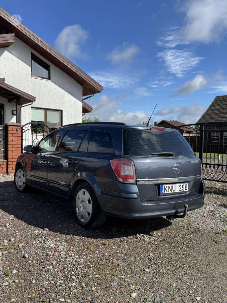 Blue Opel Astra 2006 in Gargzdai, with an engine capacity of 1.91 L and mileage of 332 thousand km for 1650 €, photo 1 on AUTOMOTO.COM.LV