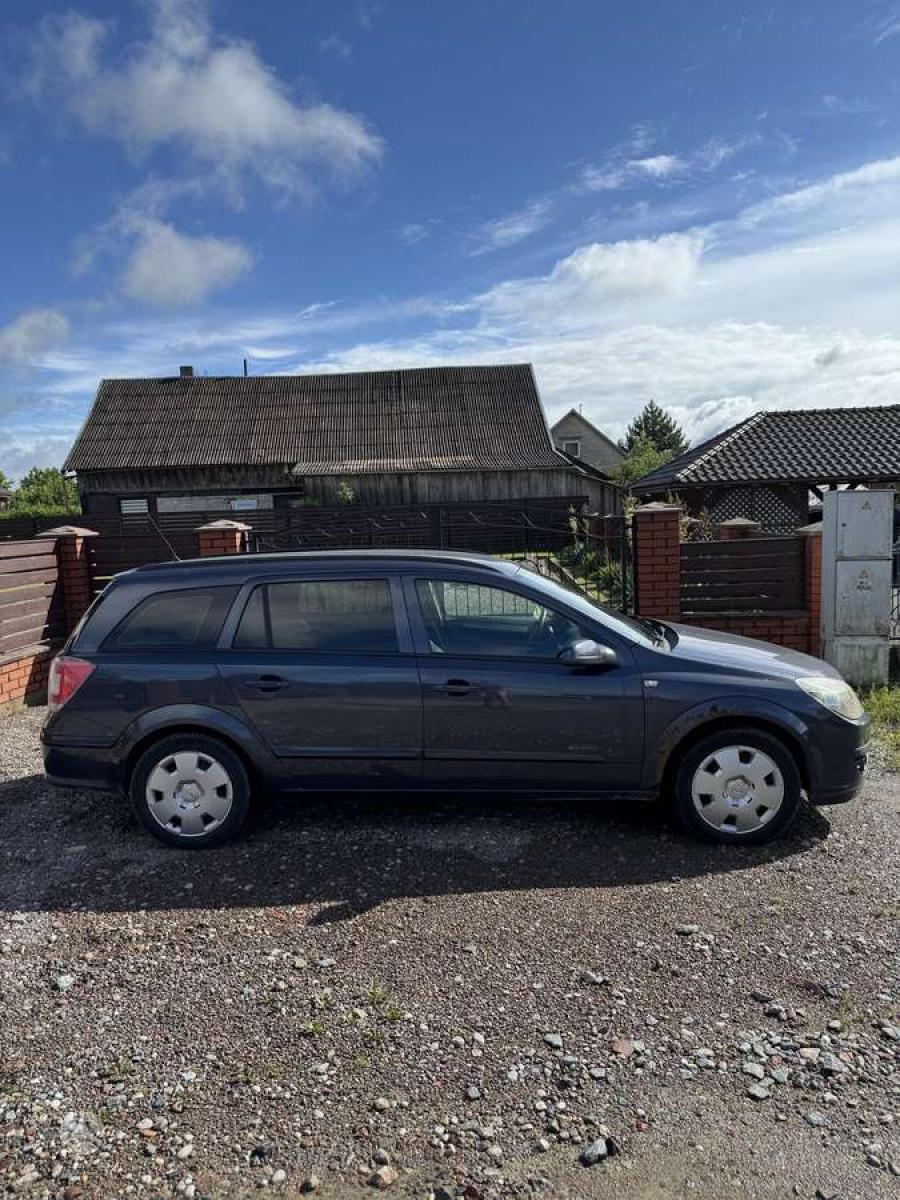 Blue Opel Astra 2006 in Gargzdai, with an engine capacity of 1.91 L and mileage of 332 thousand km for 1650 €, photo 8 on AUTOMOTO.COM.LV
