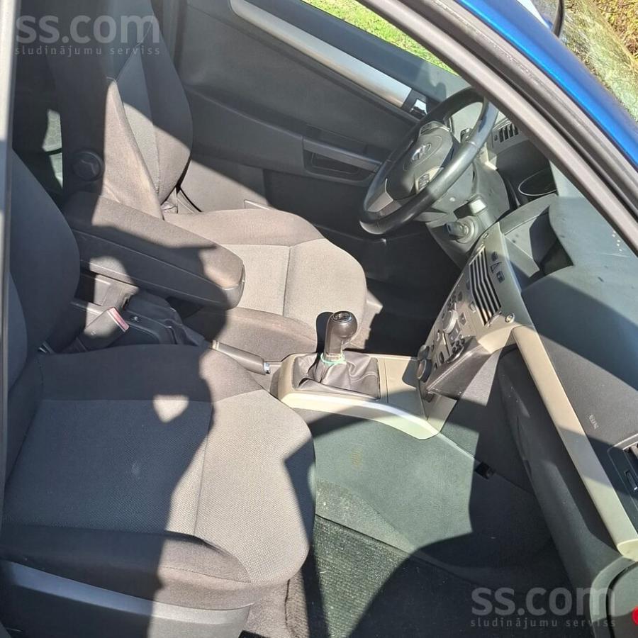 Blue Opel Astra 2007 in Riga, with an engine capacity of 1.70 L and mileage of 320 thousand km for 2130 €, photo 5 on AUTOMOTO.COM.LV