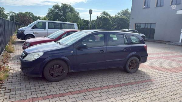 Blue Opel Astra 2007 in Kaunas, with an engine capacity of 1.91 L and mileage of 350 thousand km for 700 €, photo 1 on AUTOMOTO.COM.LV