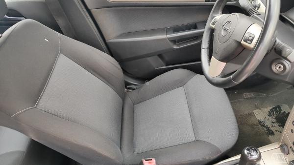 Opel Astra 2007 in Panevezys on AUTOMOTO.COM.LV Blue Opel Astra 2007 in Panevezys, with an engine capacity of 1.70 L and mileage of 353 thousand km for 1350 €, photo 10 on AUTOMOTO.COM.LV
