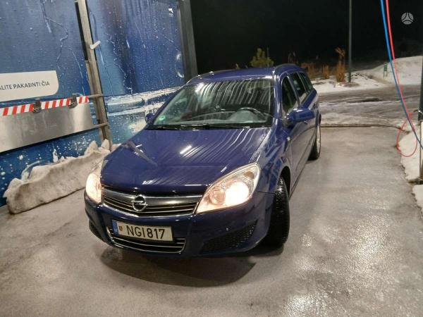 Blue Opel Astra 2008 in Vilnius, with an engine capacity of 1.69 L and mileage of 367 thousand km for 1450 €, photo 3 on AUTOMOTO.COM.LV