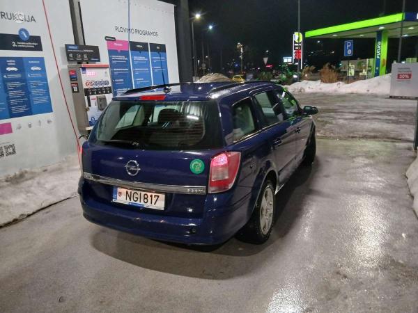 Blue Opel Astra 2008 in Vilnius, with an engine capacity of 1.69 L and mileage of 367 thousand km for 1450 €, photo 4 on AUTOMOTO.COM.LV