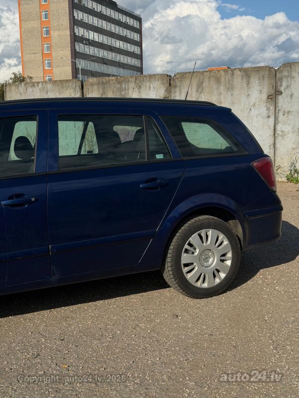 Blue Opel Astra 2009 in Tartu, with an engine capacity of 1.60 L and mileage of 342 thousand km for 1499 €, photo 5 on AUTOMOTO.COM.LV
