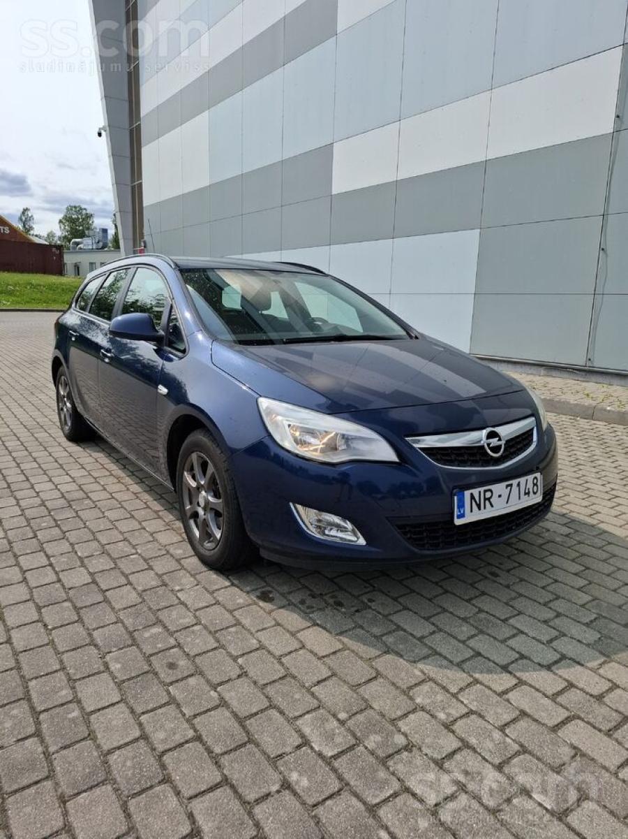 Blue Opel Astra 2010 in Riga, with an engine capacity of 1.70 L and mileage of 249 thousand km for 1050 €, photo 1 on AUTOMOTO.COM.LV