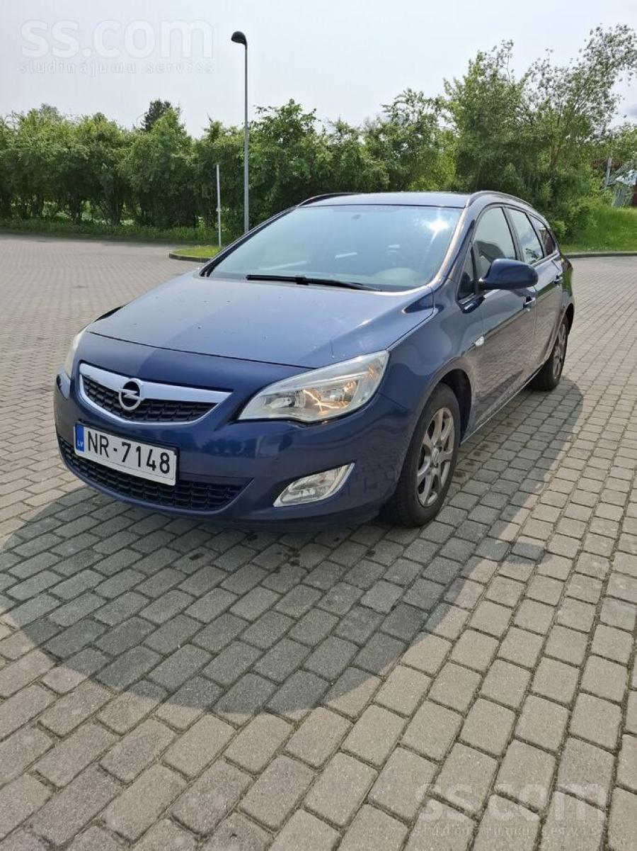 Blue Opel Astra 2010 in Riga, with an engine capacity of 1.70 L and mileage of 249 thousand km for 1050 €, photo 3 on AUTOMOTO.COM.LV