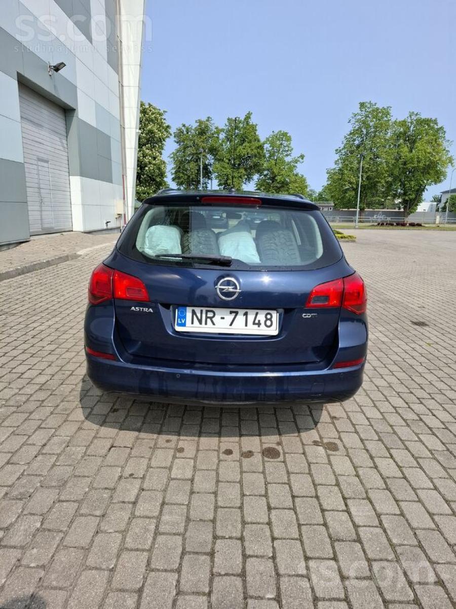 Blue Opel Astra 2010 in Riga, with an engine capacity of 1.70 L and mileage of 249 thousand km for 1050 €, photo 6 on AUTOMOTO.COM.LV