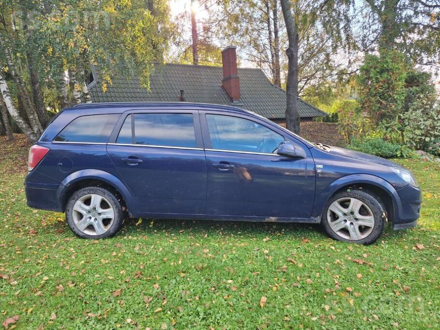 Blue Opel Astra 2010 in Tukums, with an engine capacity of 1.90 L and mileage of 474 thousand km for 1600 €, photo 4 on AUTOMOTO.COM.LV