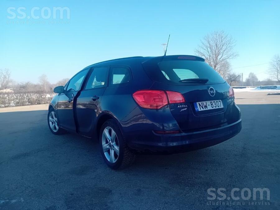 Blue Opel Astra 2011 in Preili, with an engine capacity of 1.70 L and mileage of 300 thousand km for 1850 €, photo 2 on AUTOMOTO.COM.LV