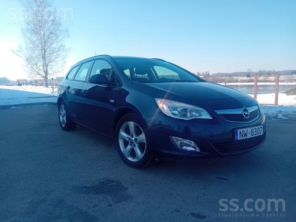Blue Opel Astra 2011 in Preili, with an engine capacity of 1.70 L and mileage of 300 thousand km for 1850 €, photo 3 on AUTOMOTO.COM.LV