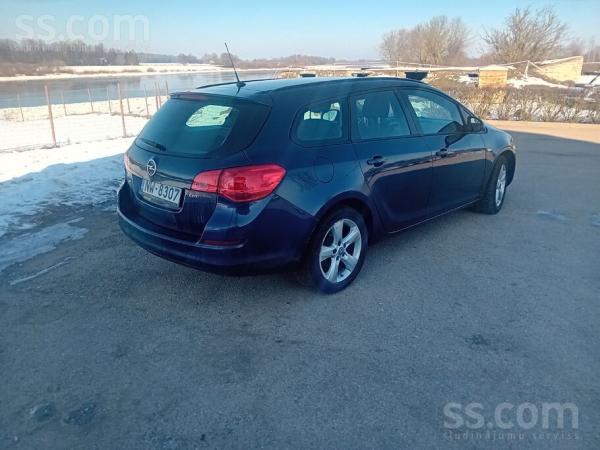 Blue Opel Astra 2011 in Preili, with an engine capacity of 1.70 L and mileage of 300 thousand km for 1850 €, photo 4 on AUTOMOTO.COM.LV