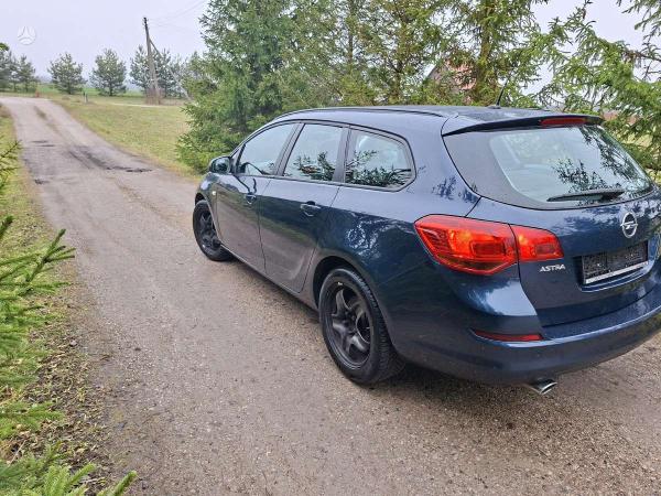 Blue Opel Astra 2011 in Prienai, with an engine capacity of 1.96 L and mileage of 211 thousand km for 3350 €, photo 7 on AUTOMOTO.COM.LV