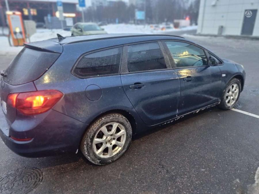 Blue Opel Astra 2011 in Kaunas, with an engine capacity of 1.96 L and mileage of 360 thousand km for 2150 €, photo 4 on AUTOMOTO.COM.LV
