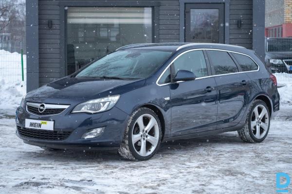Blue Opel Astra 2011 in Liepaja, with an engine capacity of 1.40 L and mileage of 293 thousand km for 4400 €, photo 1 on AUTOMOTO.COM.LV