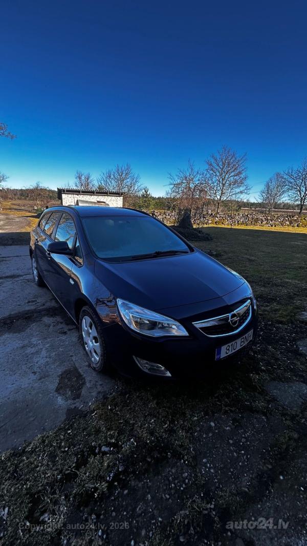 Blue Opel Astra 2011 in Tallinn, with an engine capacity of 1.70 L and mileage of 372 thousand km for 2000 €, photo 1 on AUTOMOTO.COM.LV