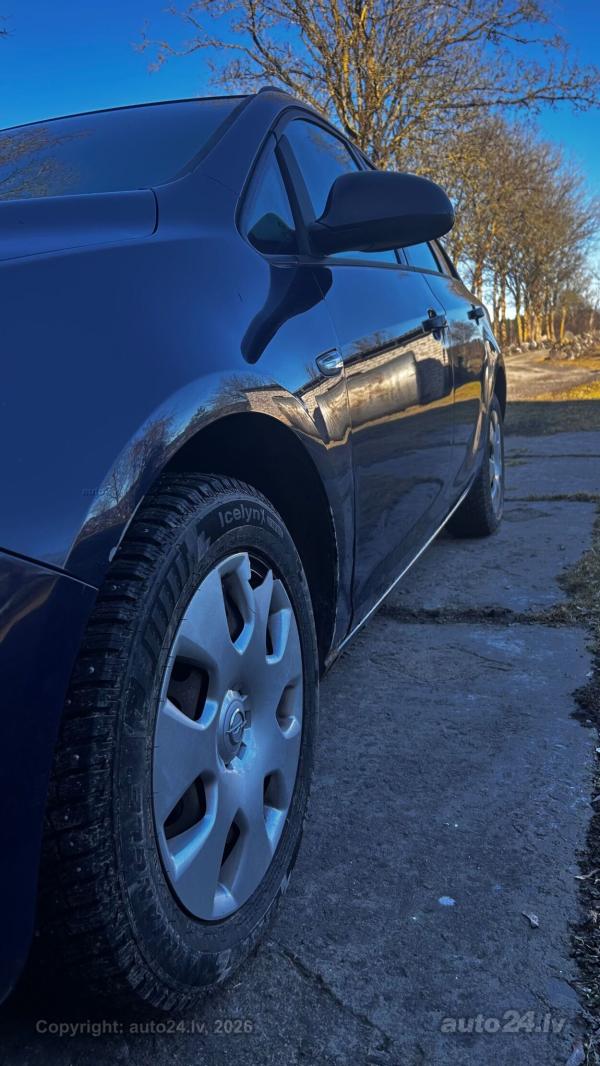 Blue Opel Astra 2011 in Tallinn, with an engine capacity of 1.70 L and mileage of 372 thousand km for 2000 €, photo 10 on AUTOMOTO.COM.LV