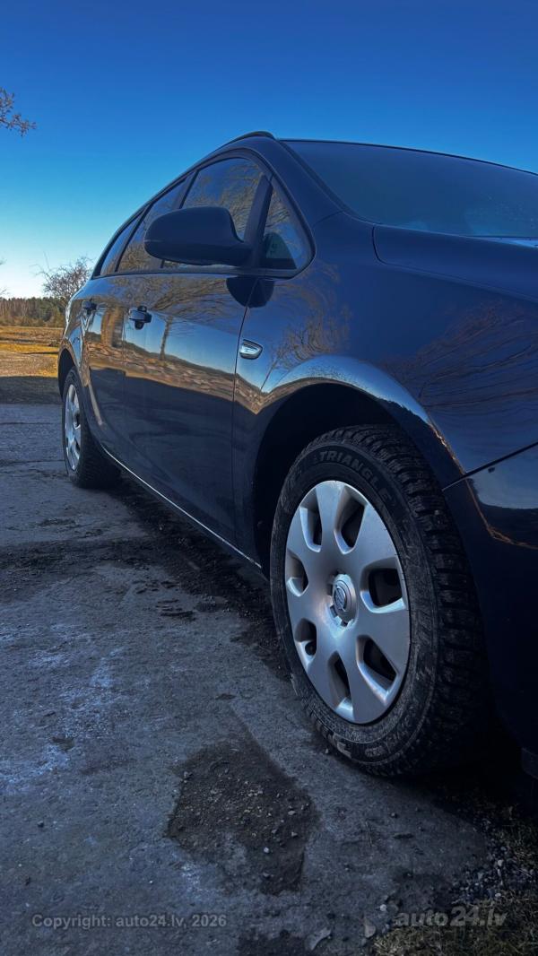 Blue Opel Astra 2011 in Tallinn, with an engine capacity of 1.70 L and mileage of 372 thousand km for 2000 €, photo 11 on AUTOMOTO.COM.LV