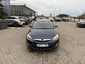 Blue Opel Astra 2011 in Kaunas, with an engine capacity of 1.70 L and mileage of 197 thousand km for 3200 €, photo 2 on AUTOMOTO.COM.LV